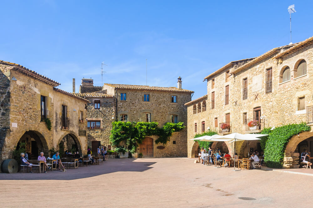Un paseo por Monells, un pueblo medieval en la Costa Brava - Mi Viaje